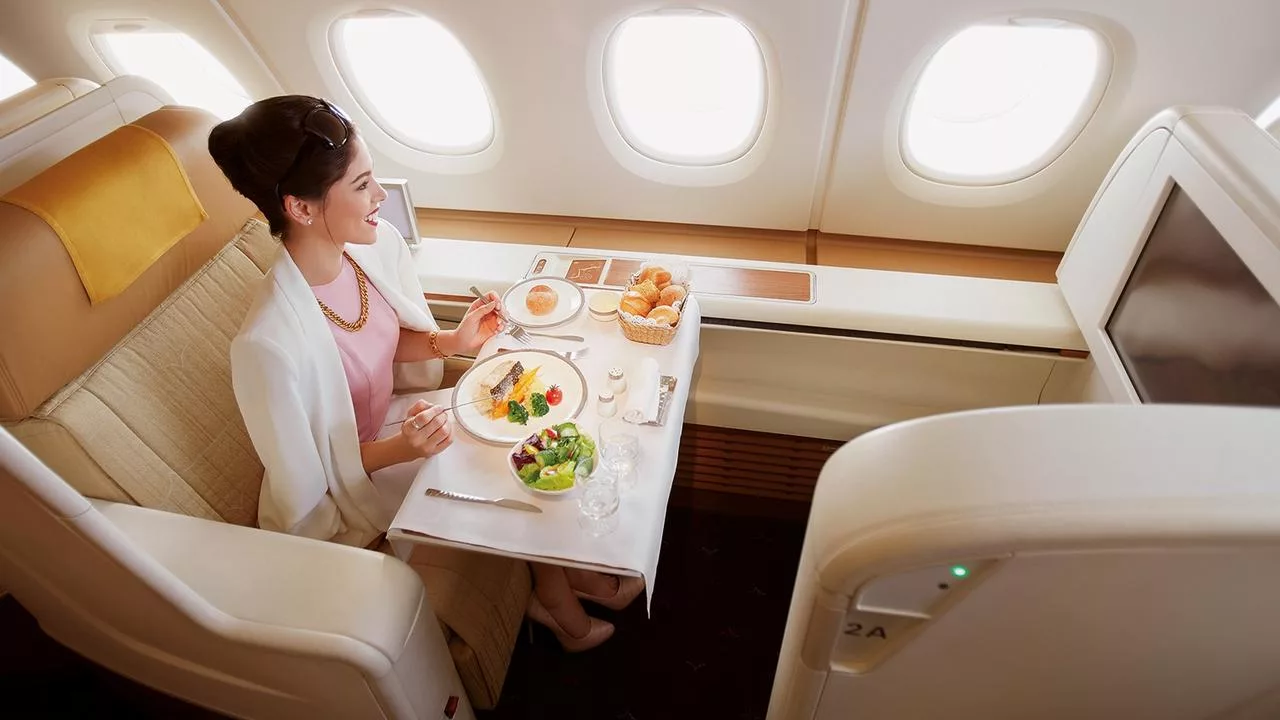 Perbedaan Antara First Class dan Business Class di Pesawat - Fokus Jabar