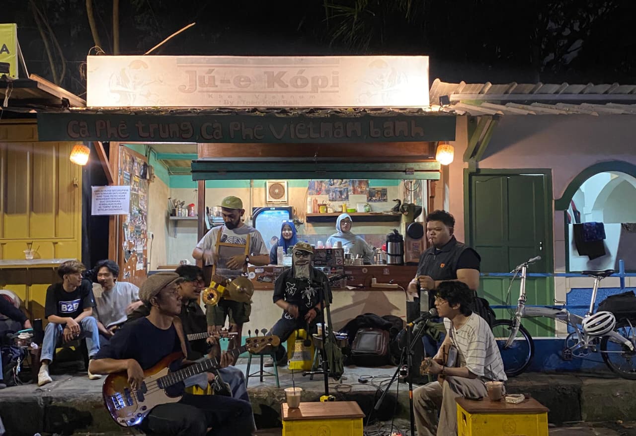 Somah dan Orang Dalam Mainkan Alat Musik yang tak Lazim - Fokus Jabar