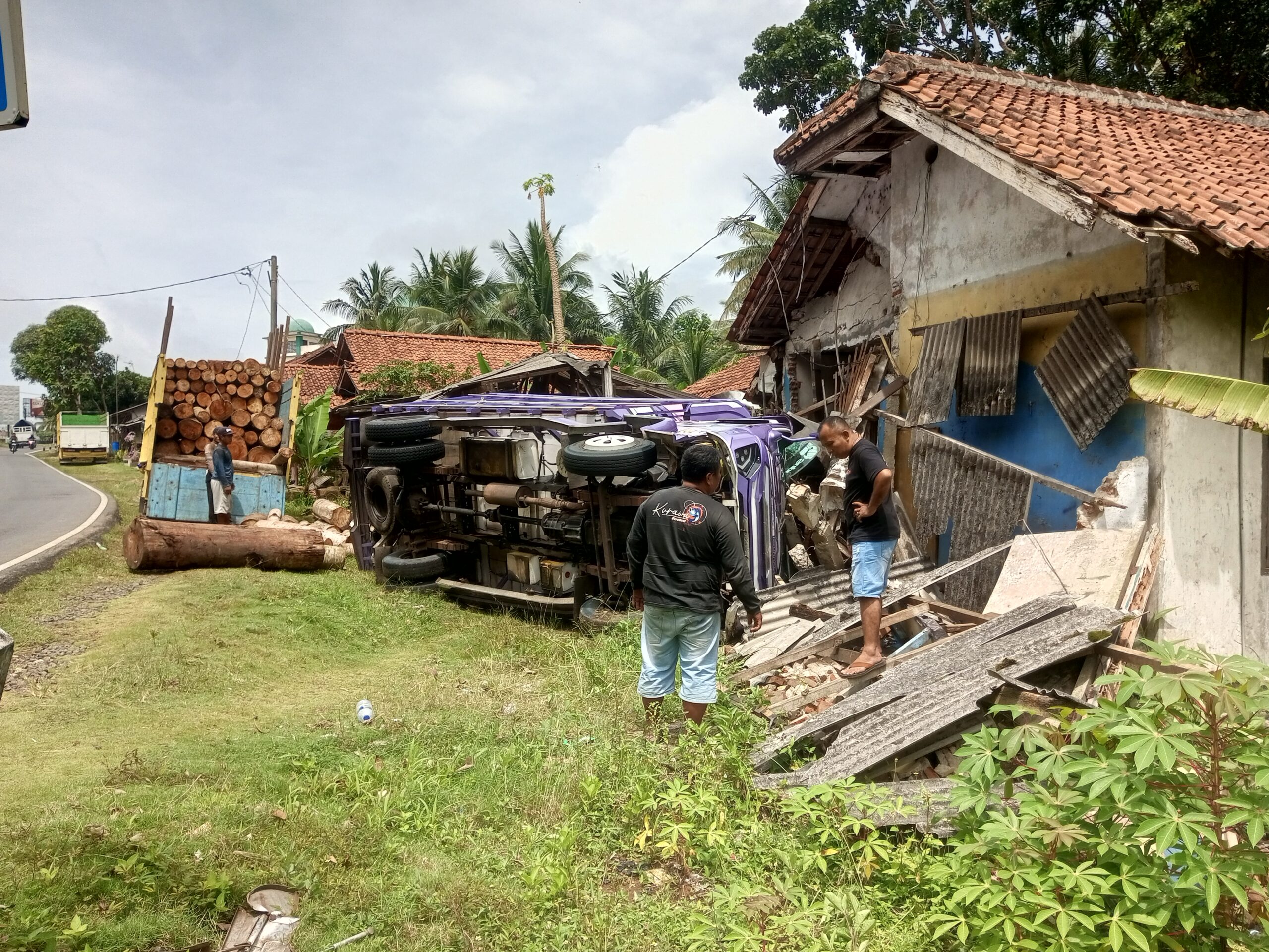 Truk Bergambar Dedi Mulyadi Nyungsep di Emplak Pangandaran