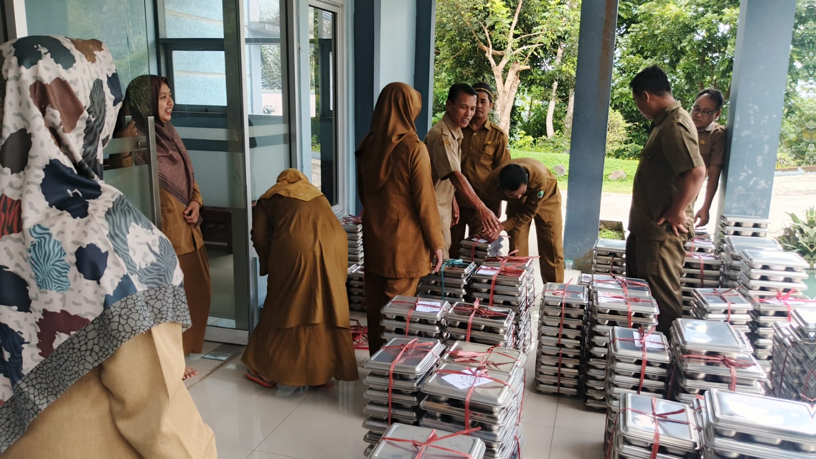 SPPG Cisewu II Distribusikan MBG Perdana untuk 8 Sekolah - Fokus Jabar