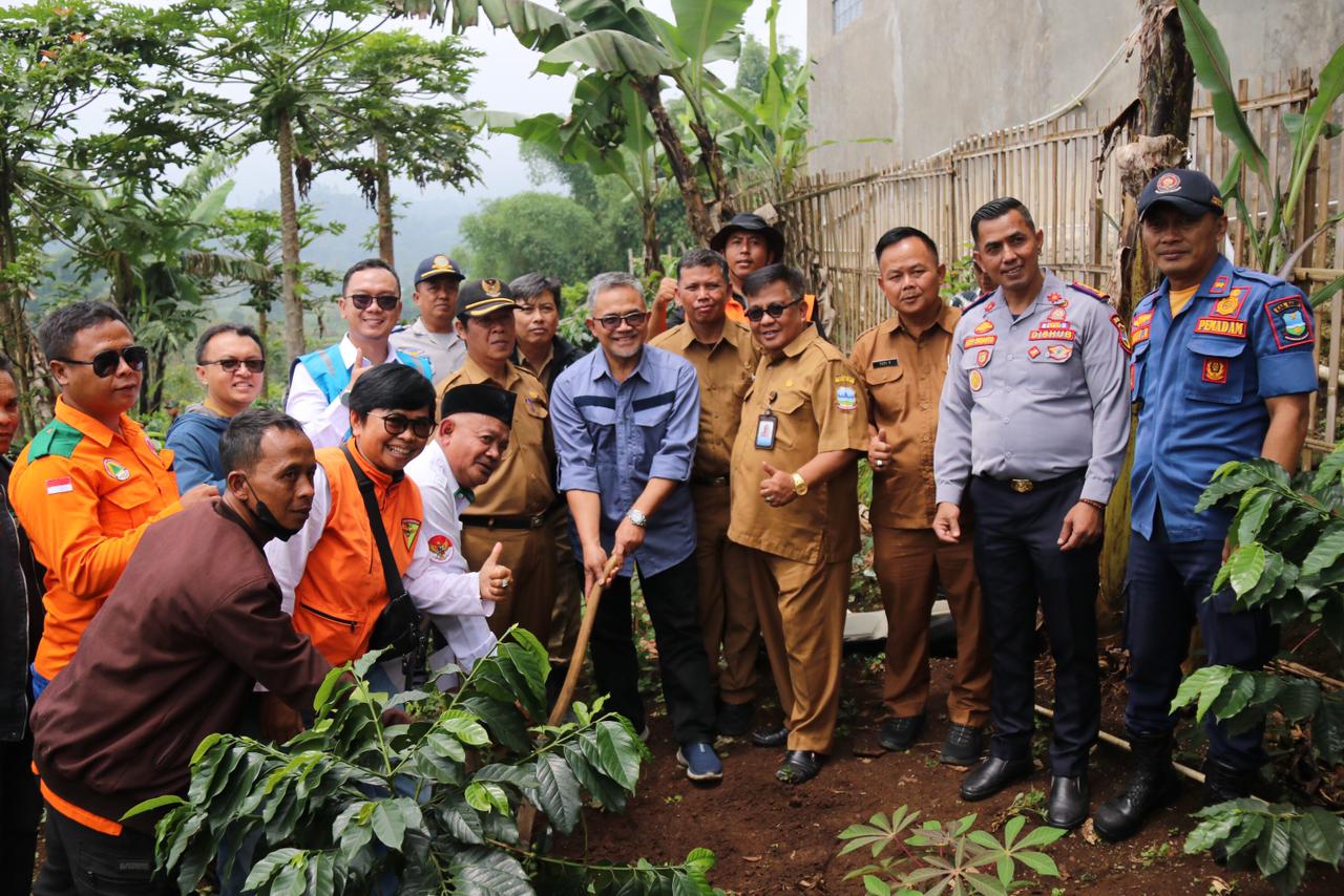 Antisipasi Longsor Susulan, 5 Ribu Pohon Ditanam di Cijaringao Garut ...